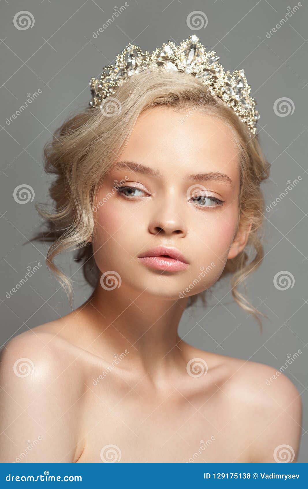 Muchacha Rubia Hermosa En La Imagen De Una Novia Con Una Tiara En Su Pelo Foto De Archivo