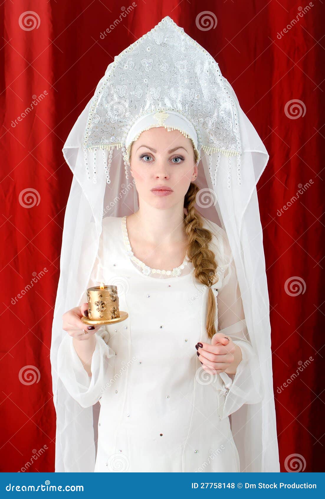 Muchacha Rusa En Traje Tradicional Foto de archivo - Imagen de dorado ...