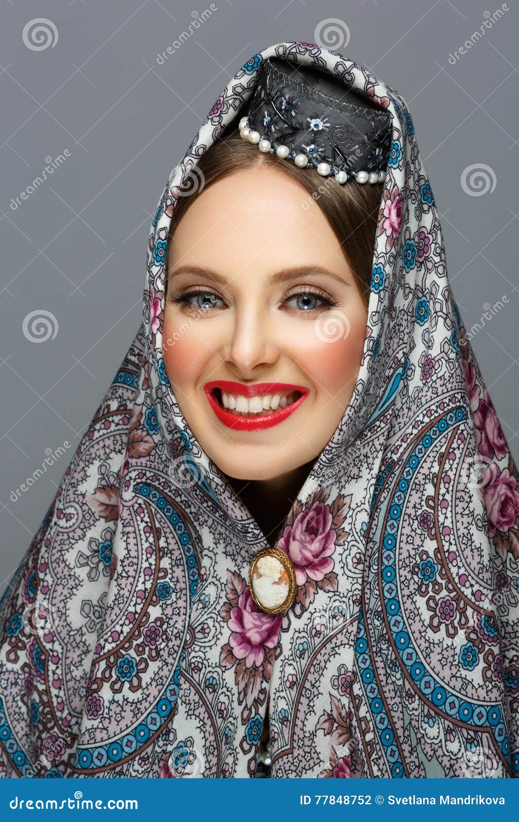 Muchacha Rusa Hermosa En Ropa Tradicional Foto de archivo - Imagen de ...