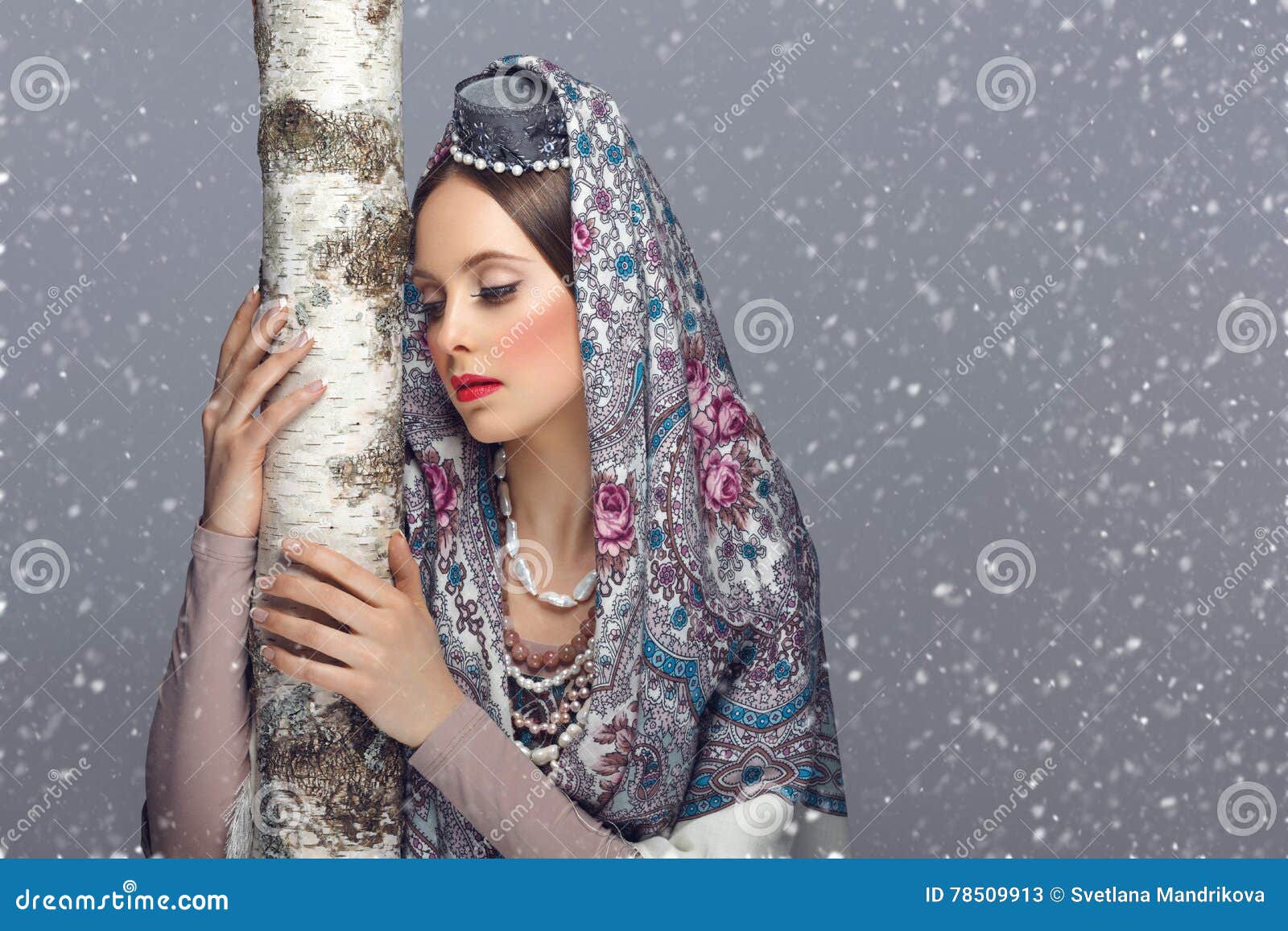 Muchacha Rusa Hermosa En Ropa Tradicional Imagen de archivo - Imagen de ...