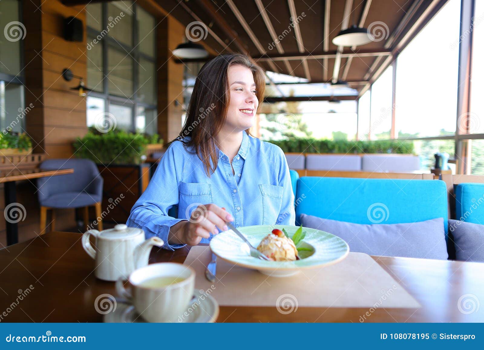 Muchacha Satisfecha Que Come El Postre En El Restaurante Imagen de ...