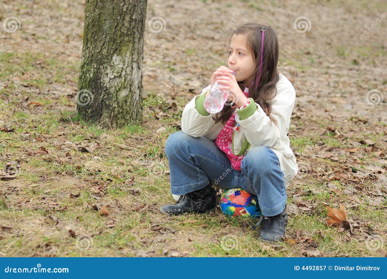 Muchacha sedienta imagen de archivo. Imagen de frondoso - 4492857