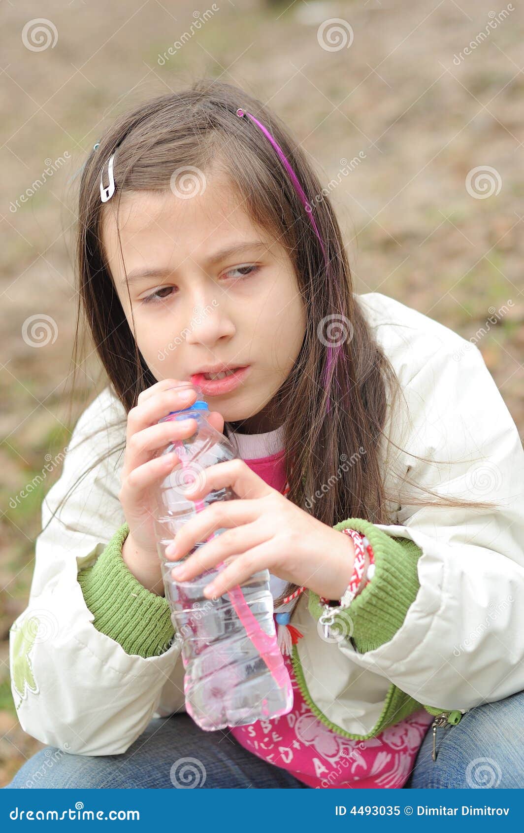 Muchacha sedienta imagen de archivo. Imagen de refresco - 4493035