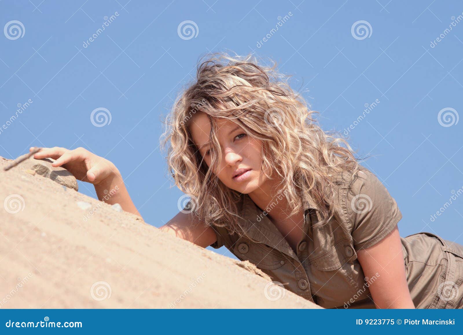 Muchacha Sedienta Que Busca El Agua Imagen de archivo - Imagen de ...