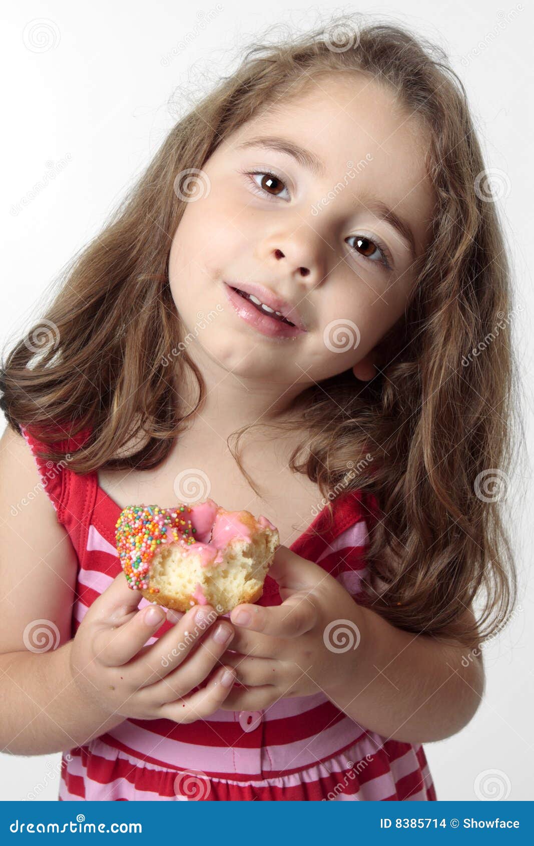 Muchacha Sonriente Que Come El Bocado Foto de archivo - Imagen de ...