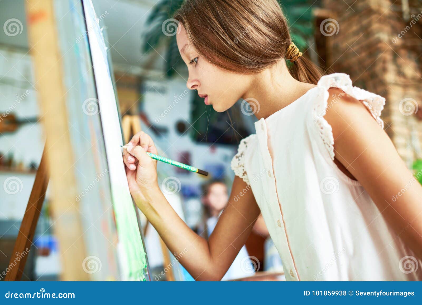 Muchacha Talentosa En Art Class Foto de archivo - Imagen de creativo ...