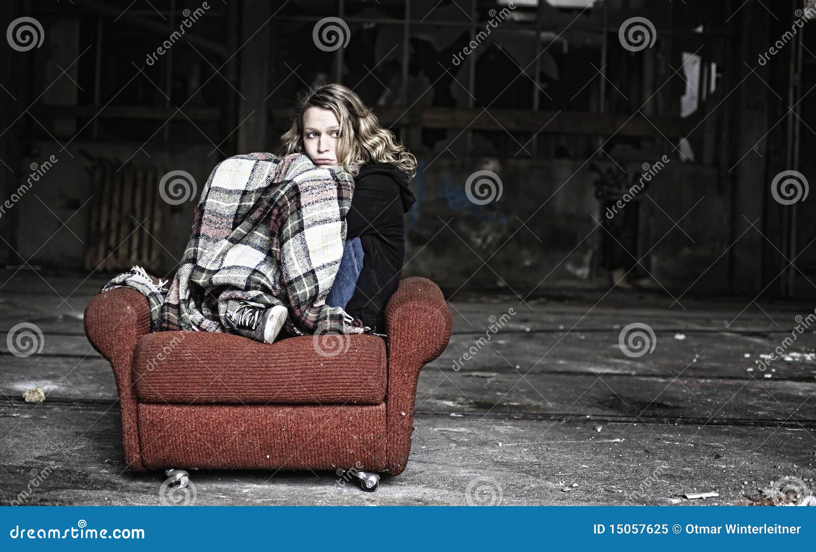 Muchacha Triste En Sofá Lamentable Imagen de archivo - Imagen de oscuro ...