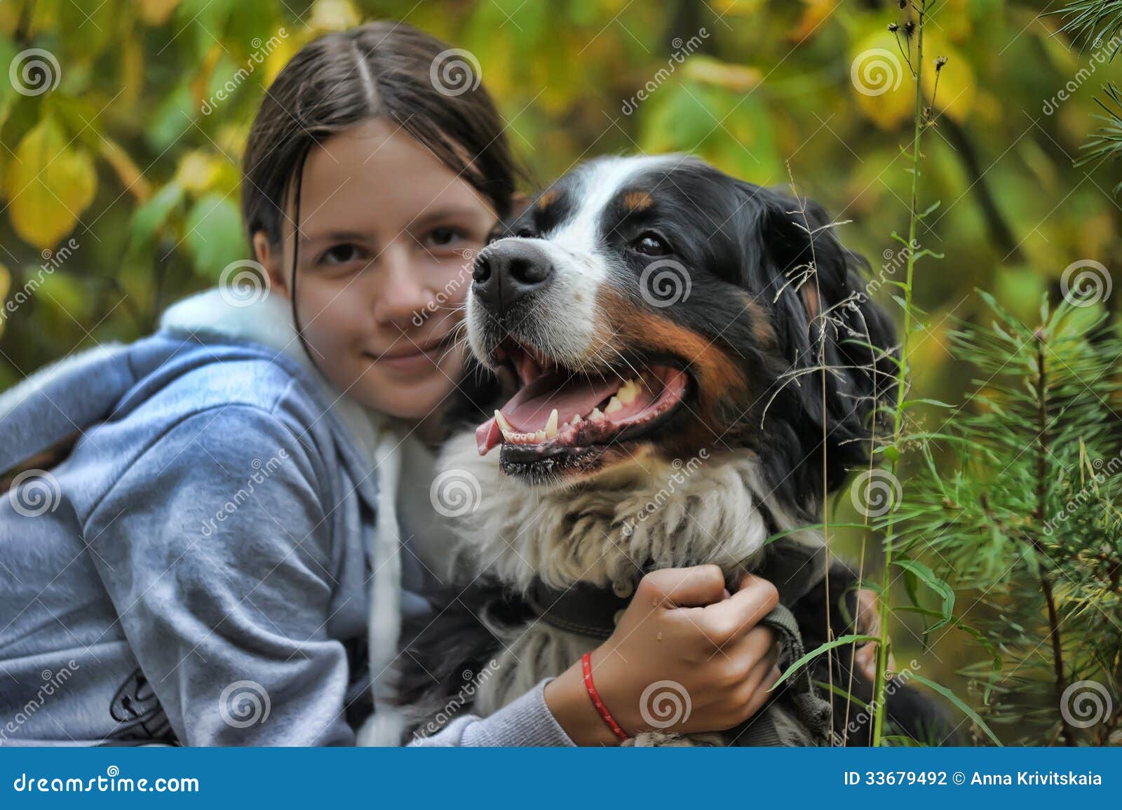 Muchacha y su perro foto de archivo. Imagen de criado - 33679492