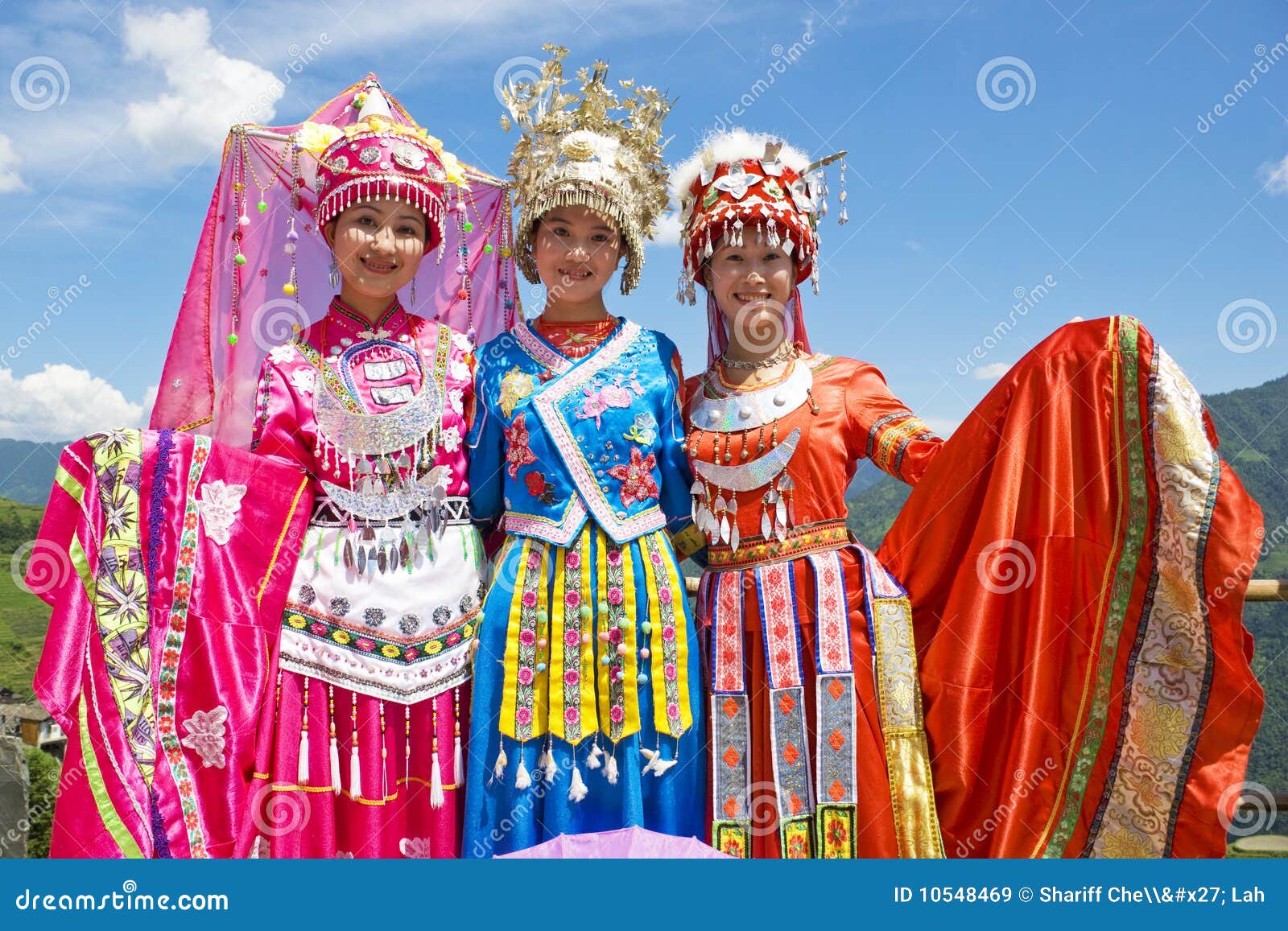 Muchachas étnicas Chinas En Alineada Tradicional Imagen de archivo ...