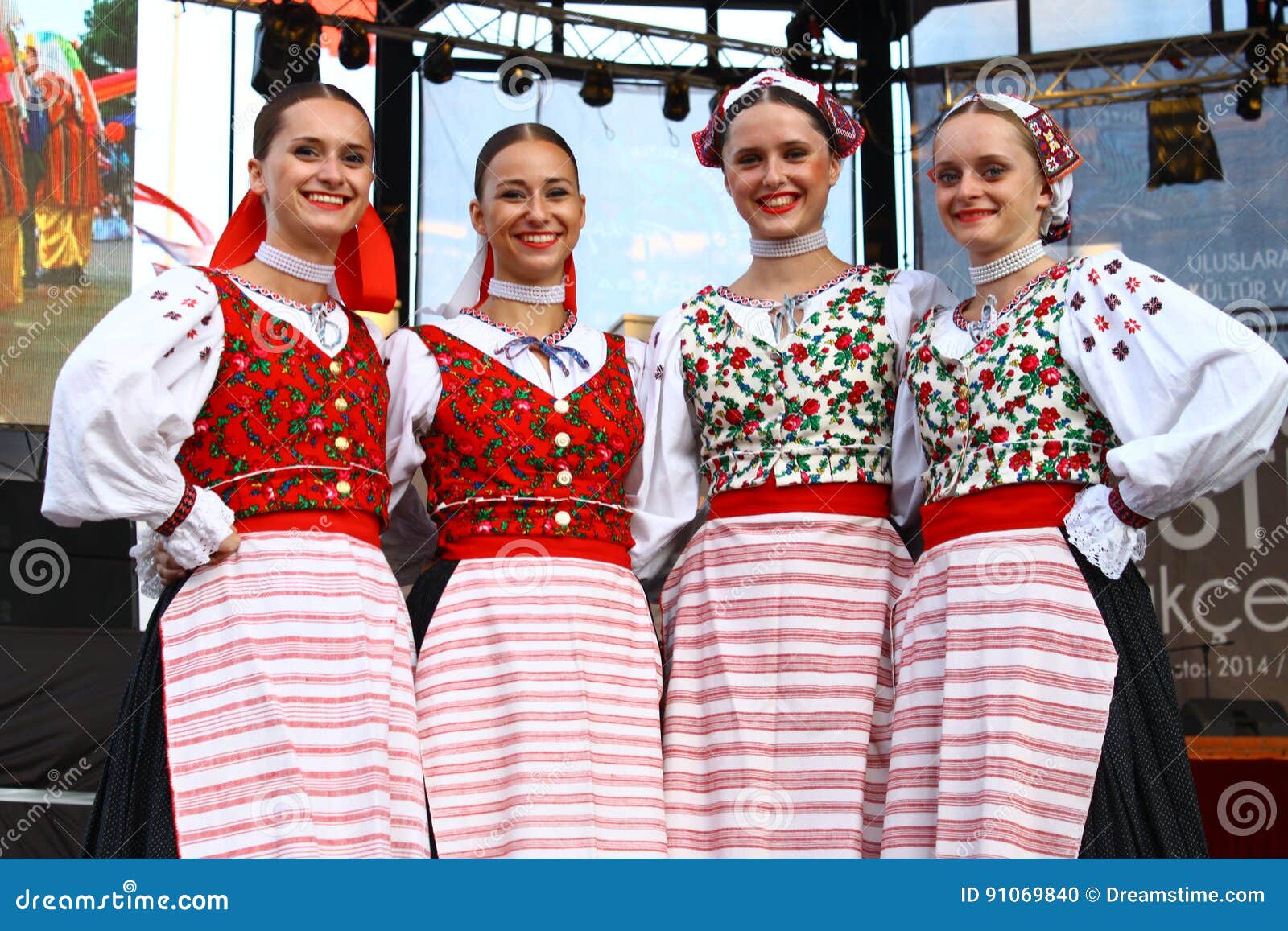 Muchachas Eslovacas Del Folclore Imagen editorial - Imagen de hermoso ...