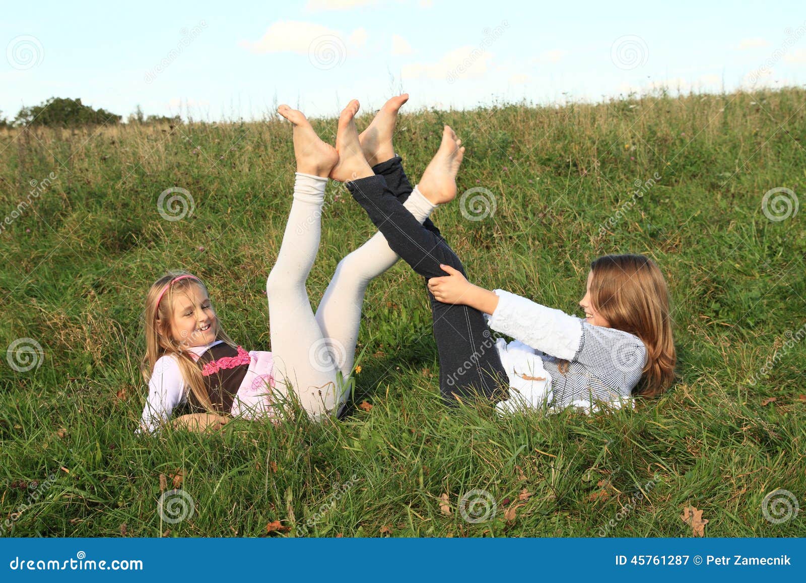 Girls Footsie Fotos de stock - Fotos libres de regalías de Dreamstime