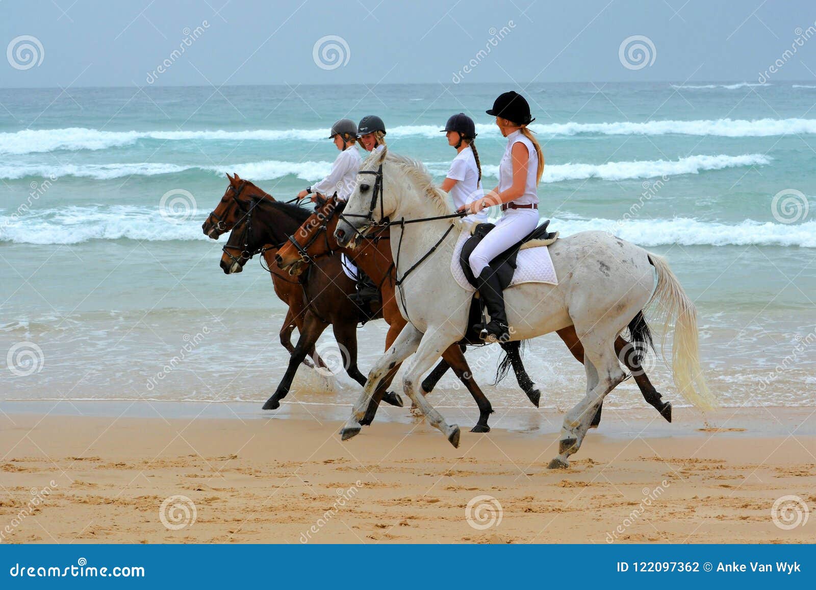 Muchachas Y Caballos En Paseo De La Playa Fotografía editorial - Imagen de grupo, orilla: 122097362