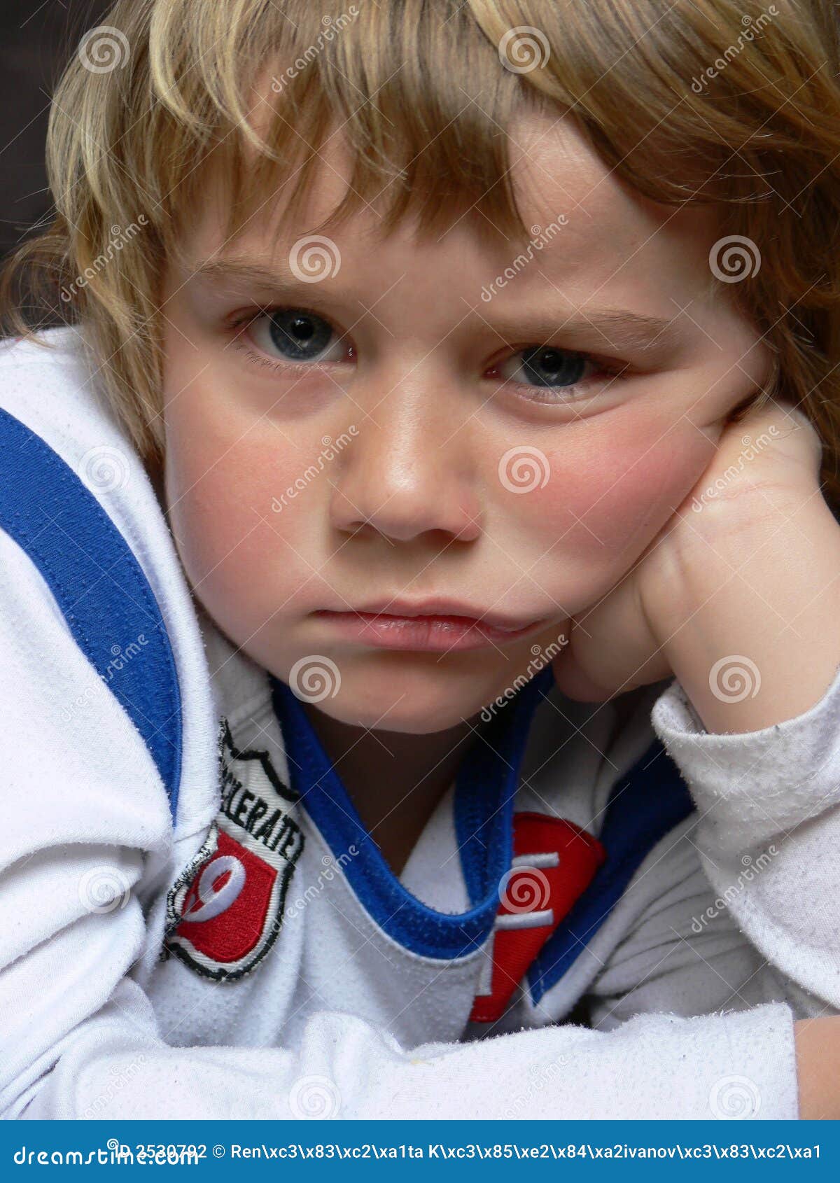 Muchacho foto de archivo. Imagen de sentada, cara, pelo - 2530792