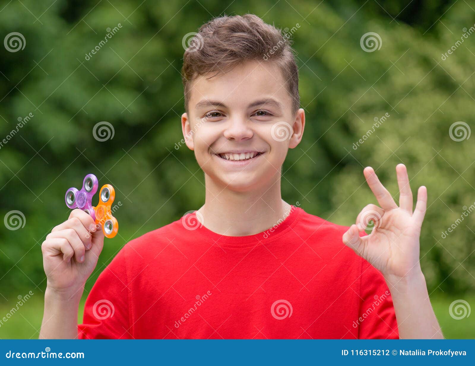 Muchacho Adolescente Con El Hilandero Foto de archivo - Imagen de ...