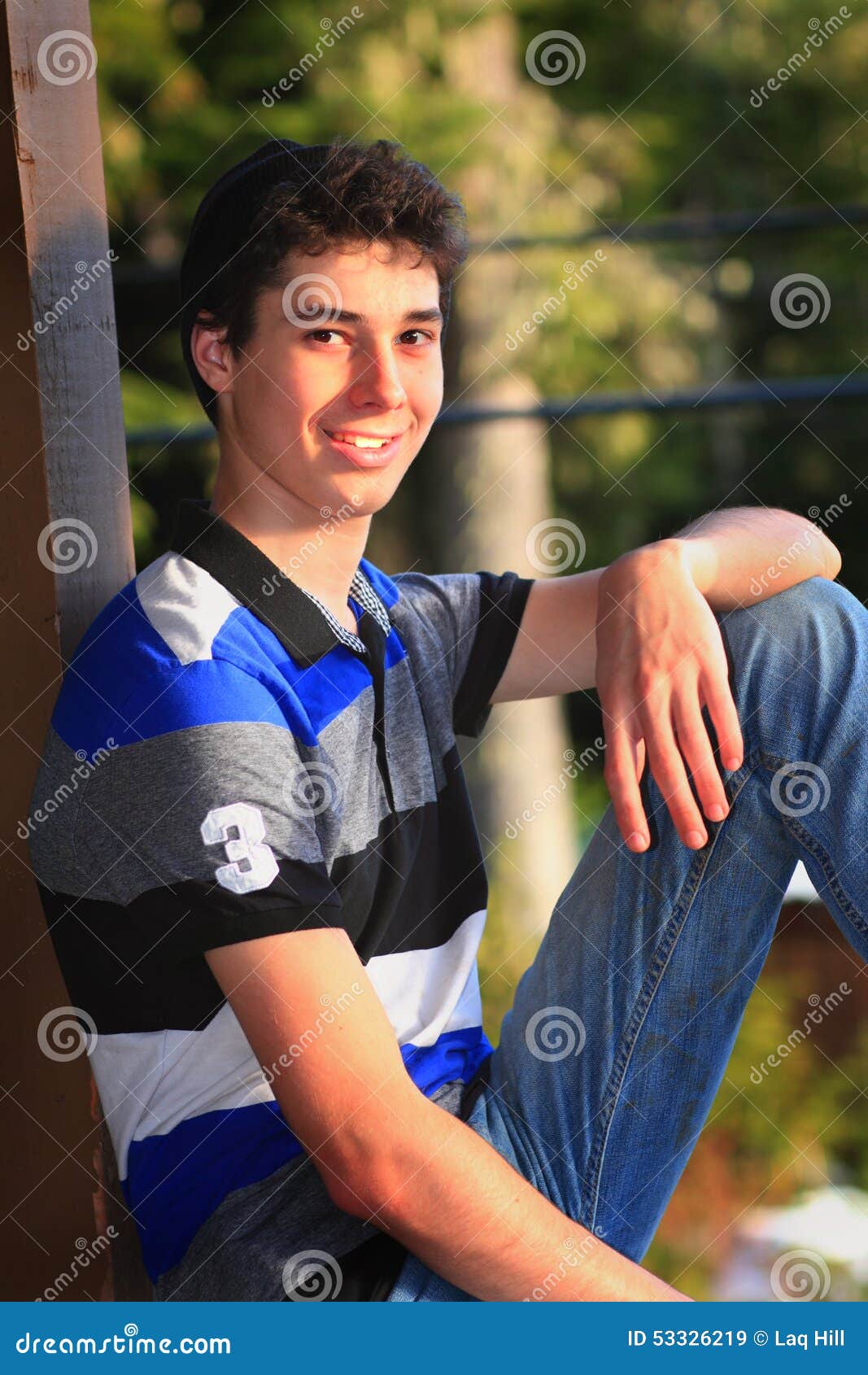 Muchacho adolescente lindo imagen de archivo. Imagen de pensativo ...