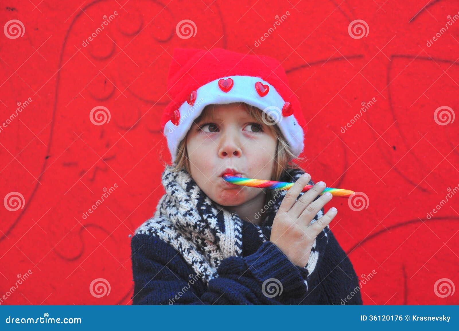 Muchacho Alegre Con El Caramelo Foto de archivo - Imagen de fondo ...