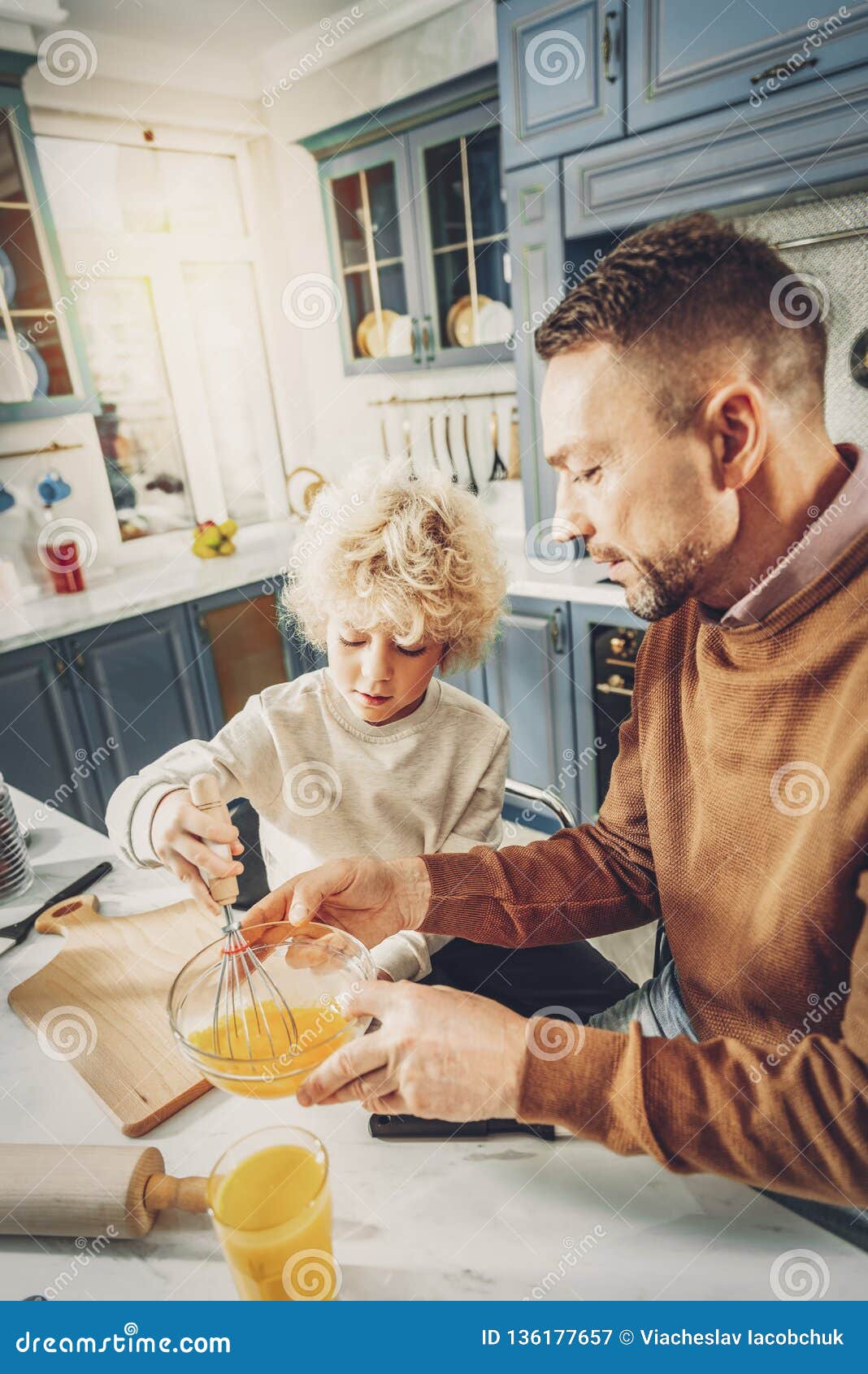 Muchacho Bonito Agradable Que Cocina Con Su Padre Imagen de archivo ...