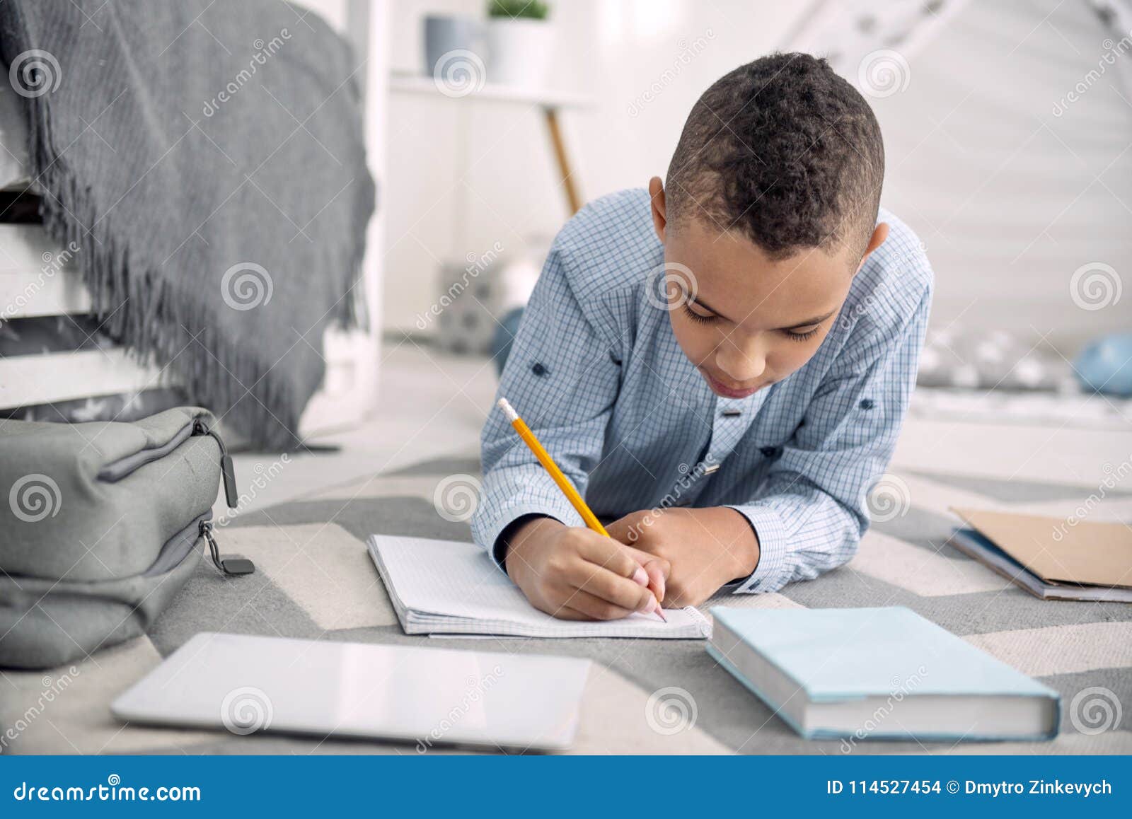 Muchacho Bonito Atento Que Anota Ensayo Foto de archivo - Imagen de ...