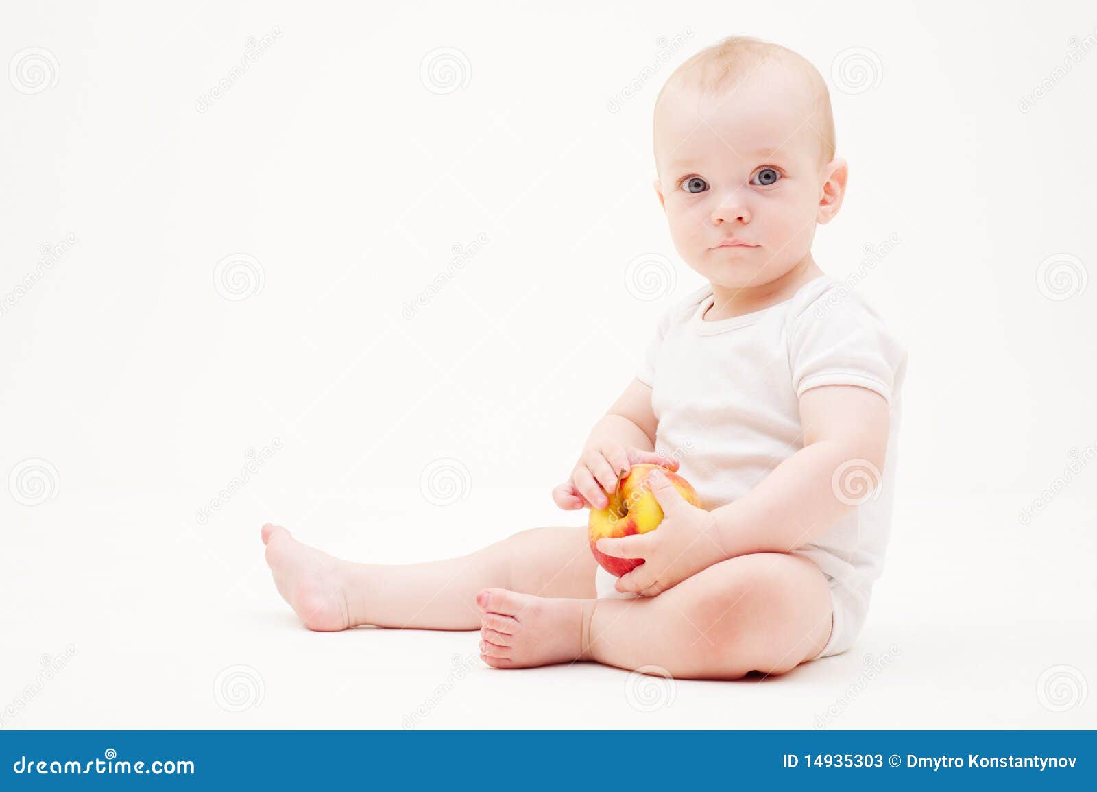 Muchacho Bonito Con La Manzana Amarilla Imagen de archivo - Imagen de ...