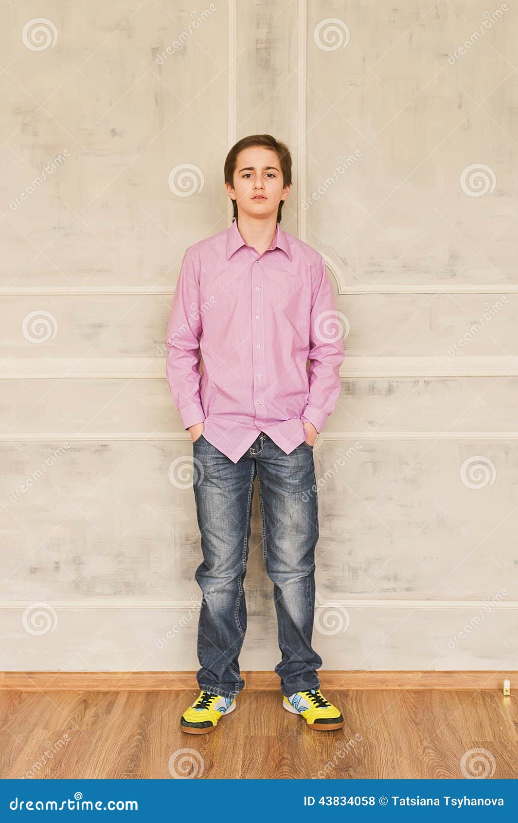 Muchacho Bonito Joven Que Presenta En El Estudio Como Modelo De Moda ...