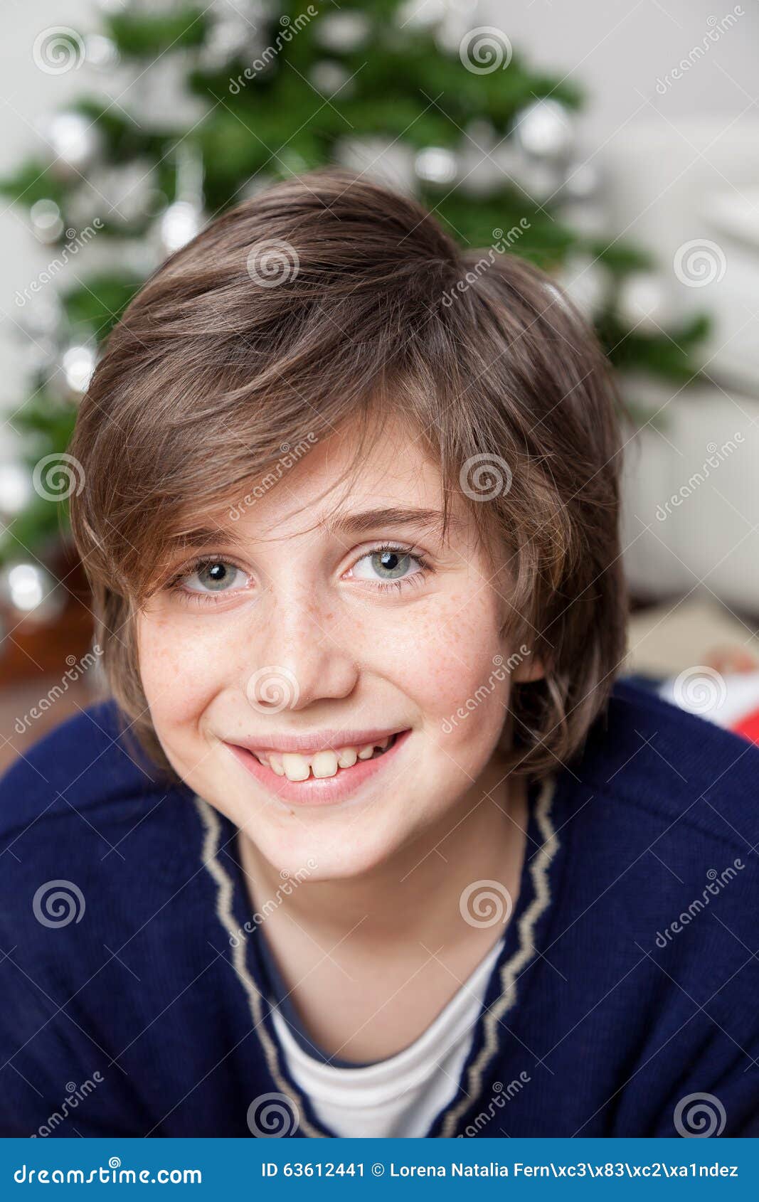 Muchacho Bonito Que Mira La Cámara Imagen de archivo - Imagen de ...