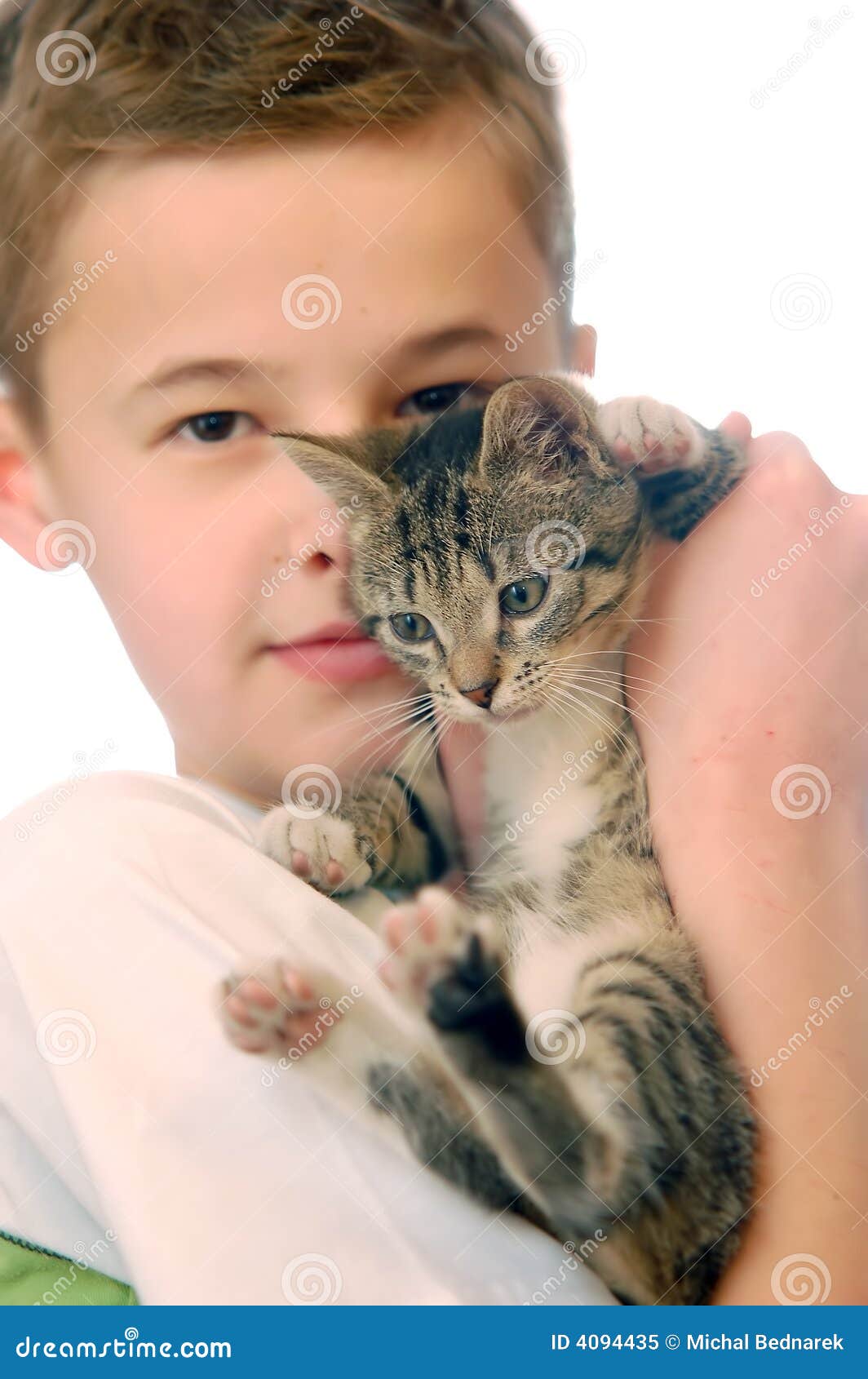 Muchacho con el gato imagen de archivo. Imagen de colegial - 4094435