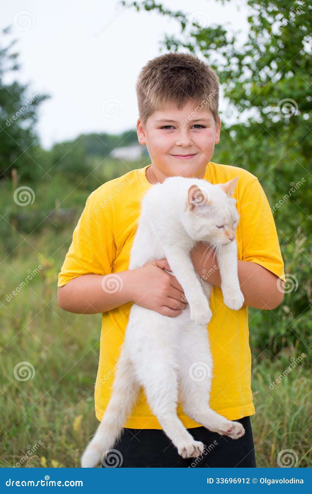Muchacho Con El Gato Blanco Foto de archivo - Imagen de parque, aire ...