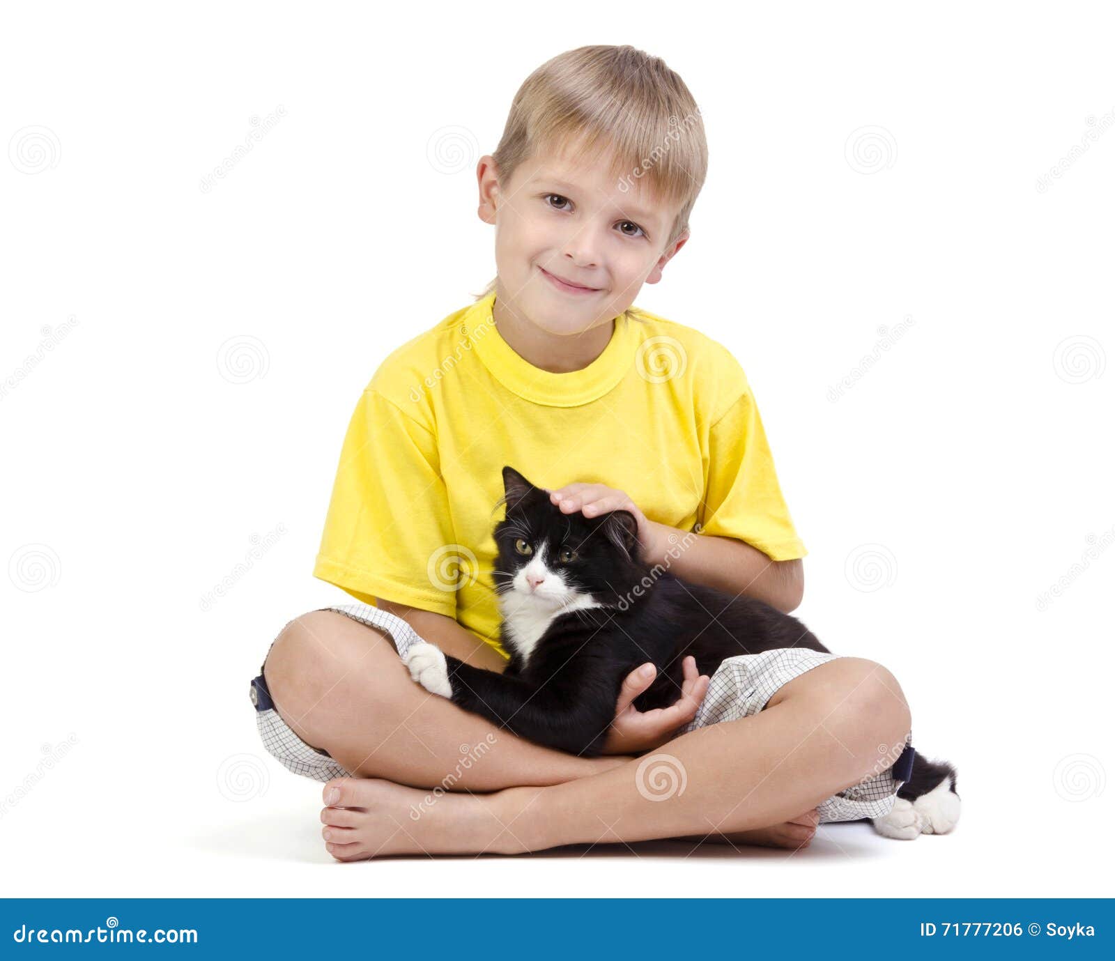 Muchacho Con El Gato Y El Hermano Foto de archivo - Imagen de estudio ...