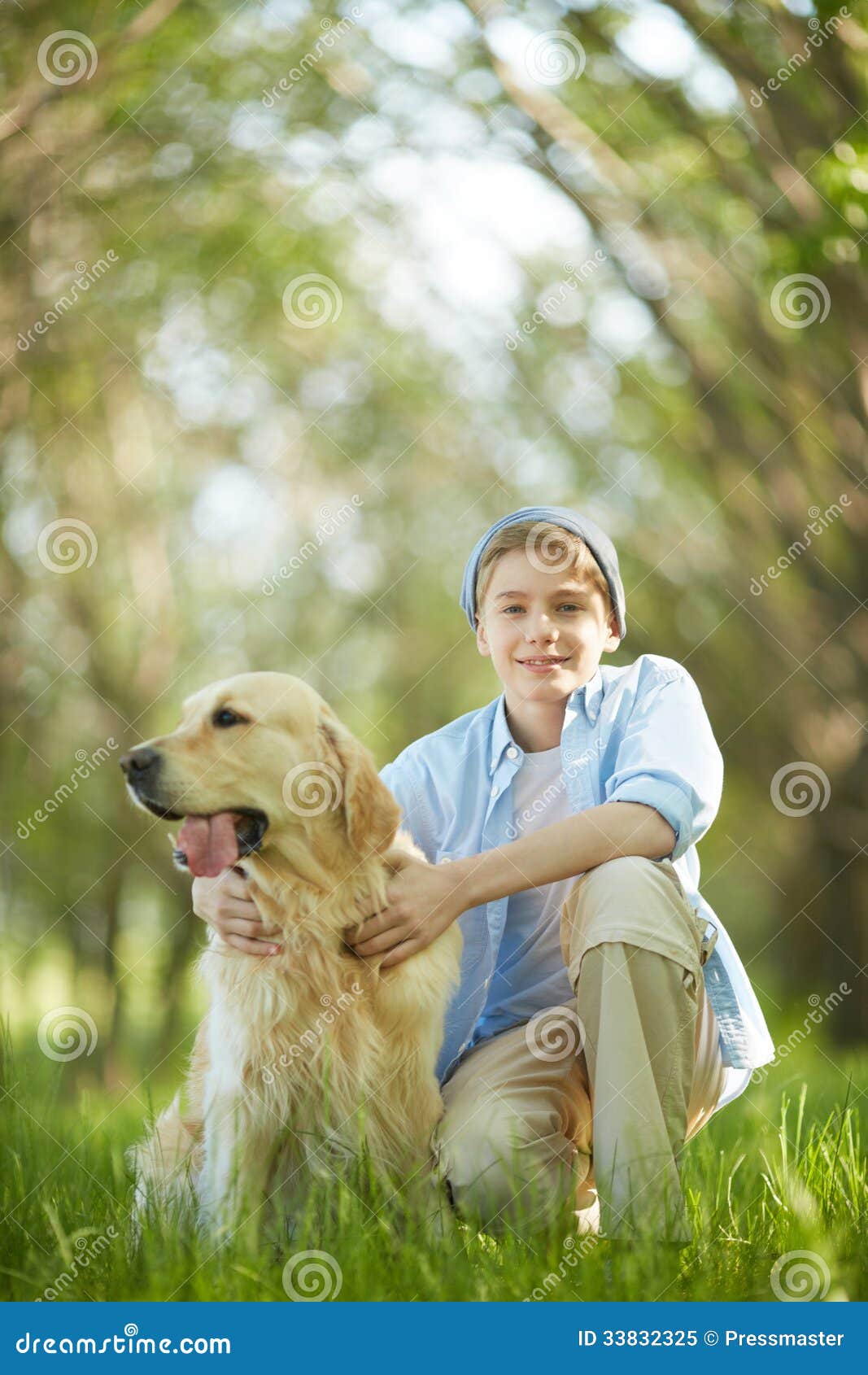Muchacho con el perro imagen de archivo. Imagen de hermoso - 33832325