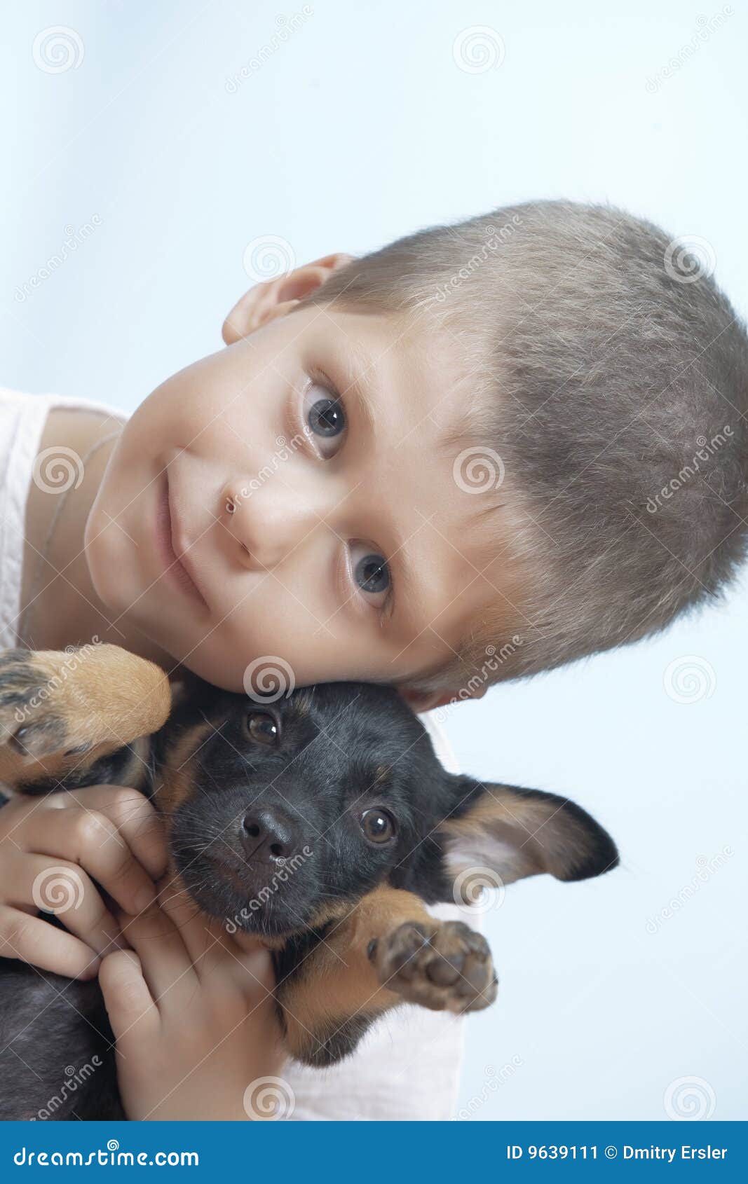 Muchacho con el perro imagen de archivo. Imagen de perro - 9639111