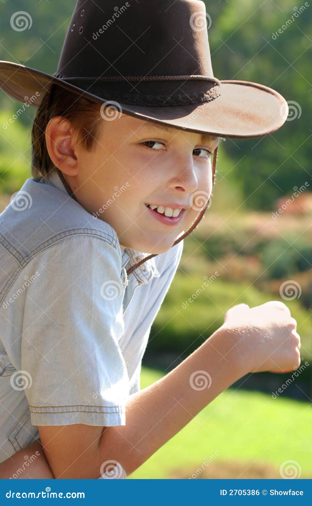 Muchacho Con El Sombrero De Vaquero Foto de archivo - Imagen de ...