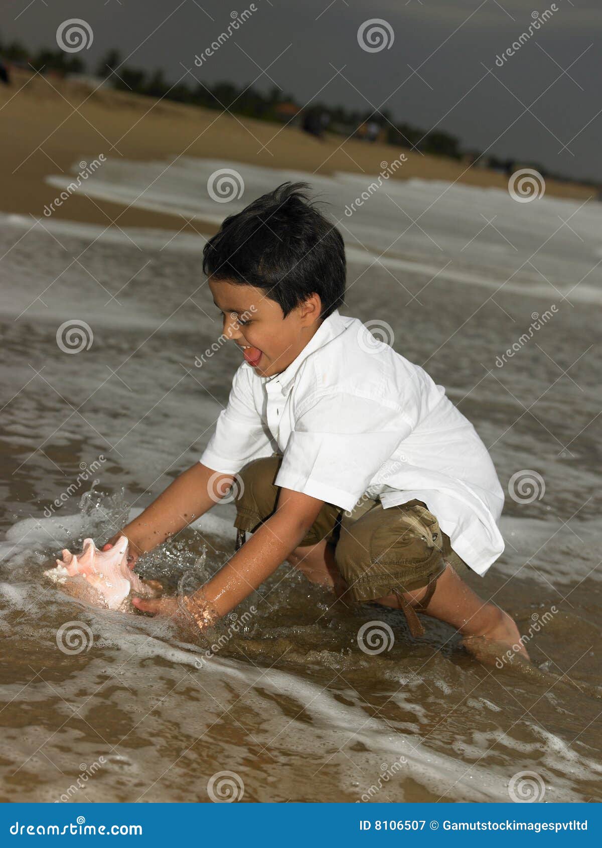 Muchacho Con La Concha En La Orilla De Mar Imagen de archivo - Imagen ...