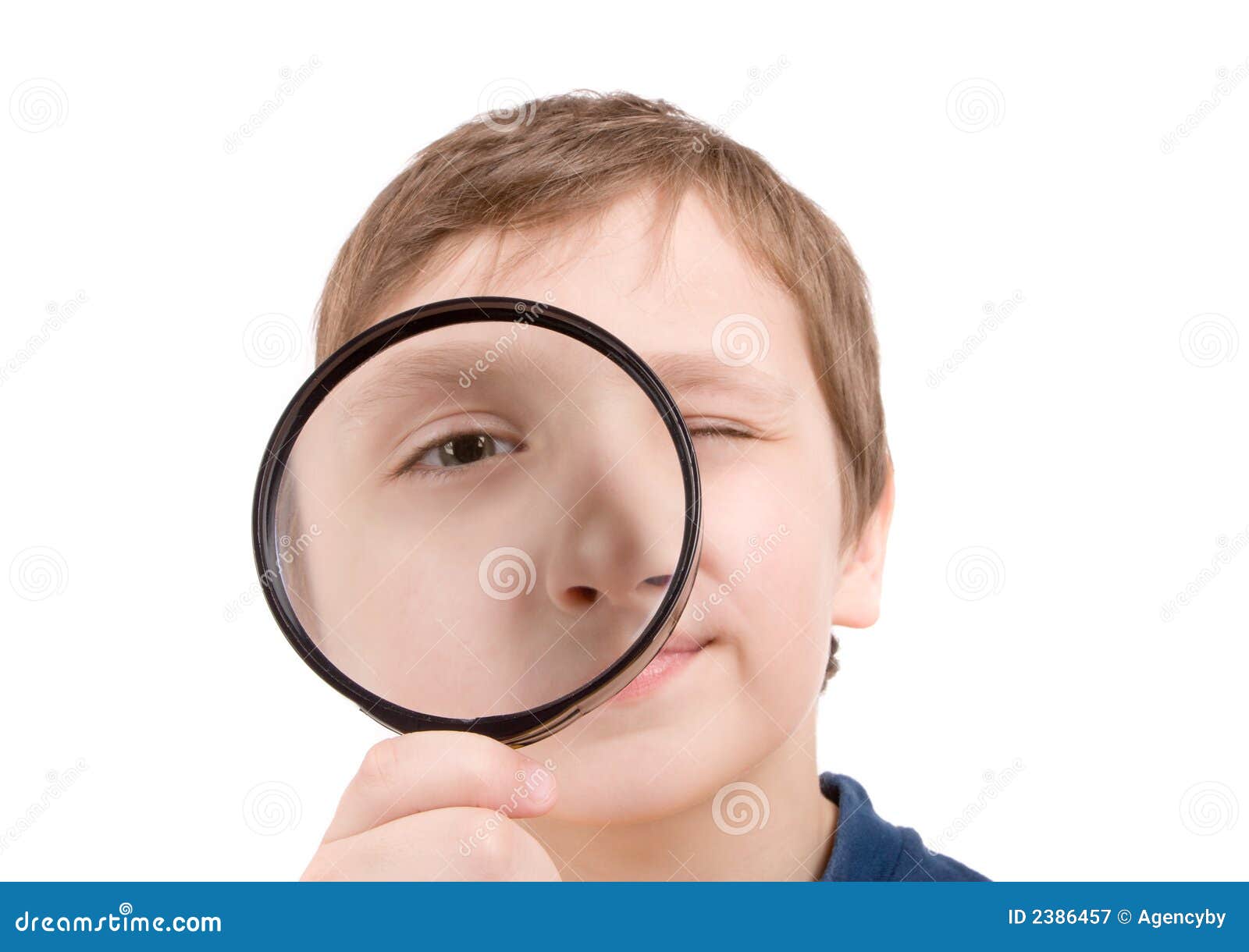 Muchacho con la lupa imagen de archivo. Imagen de humano - 2386457