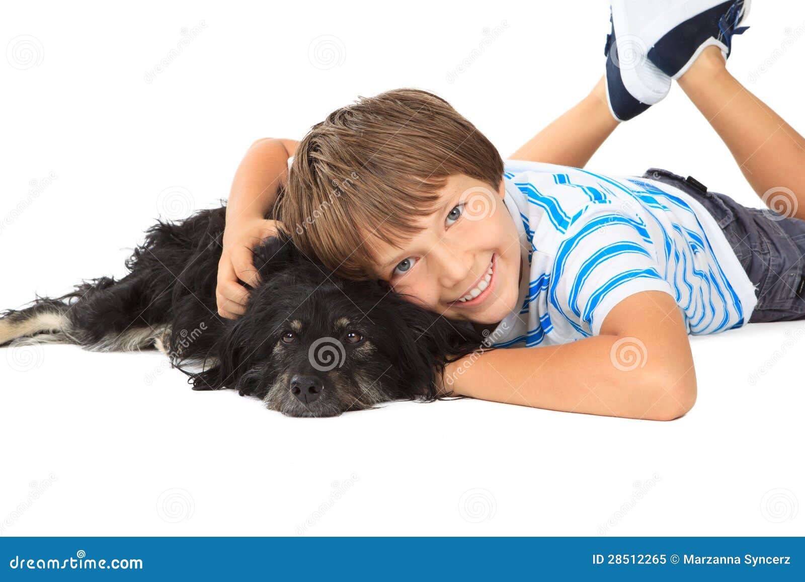 Muchacho con su perro. imagen de archivo. Imagen de sonrisa - 28512265