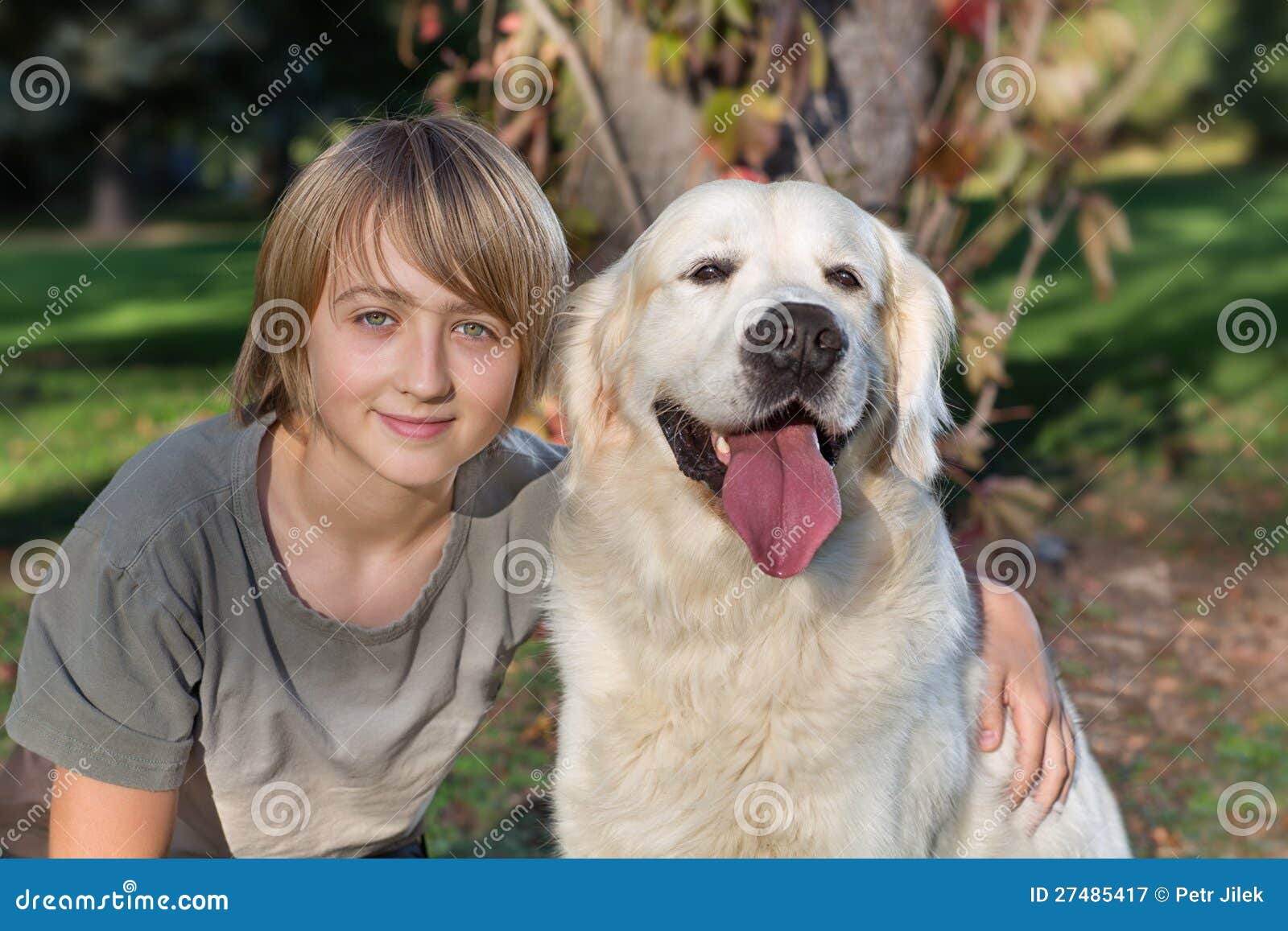 Muchacho Con Su Perro En El Parque Imagen de archivo - Imagen de amor ...
