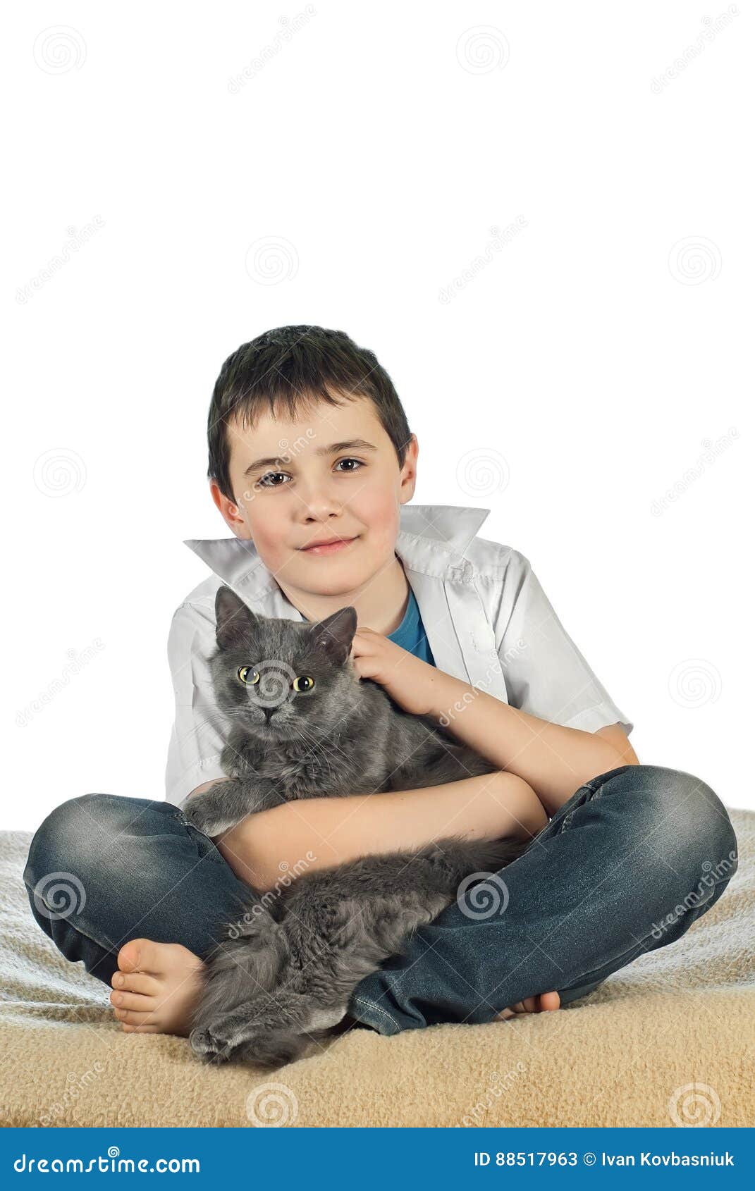 Muchacho Con Un Gato En Un Background3 Blanco Imagen de archivo ...