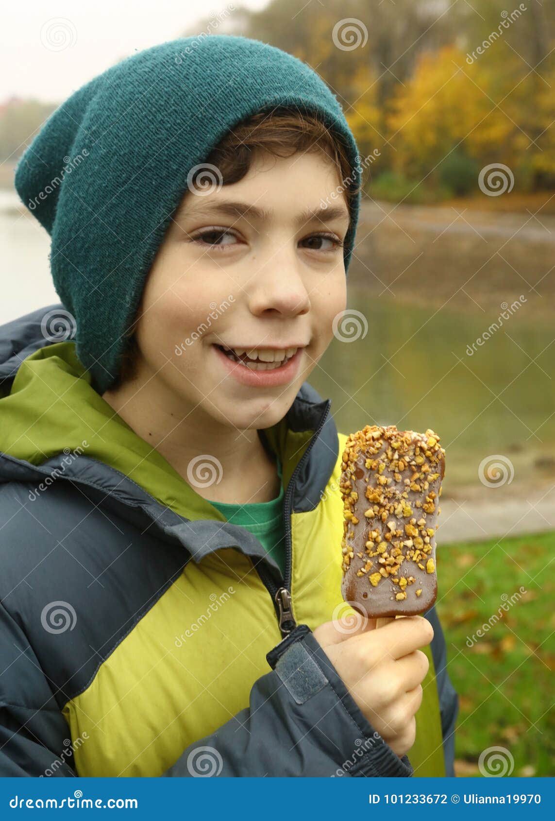 Muchacho Del Adolescente Con El Chocolate Esquimal Con Helado De La ...