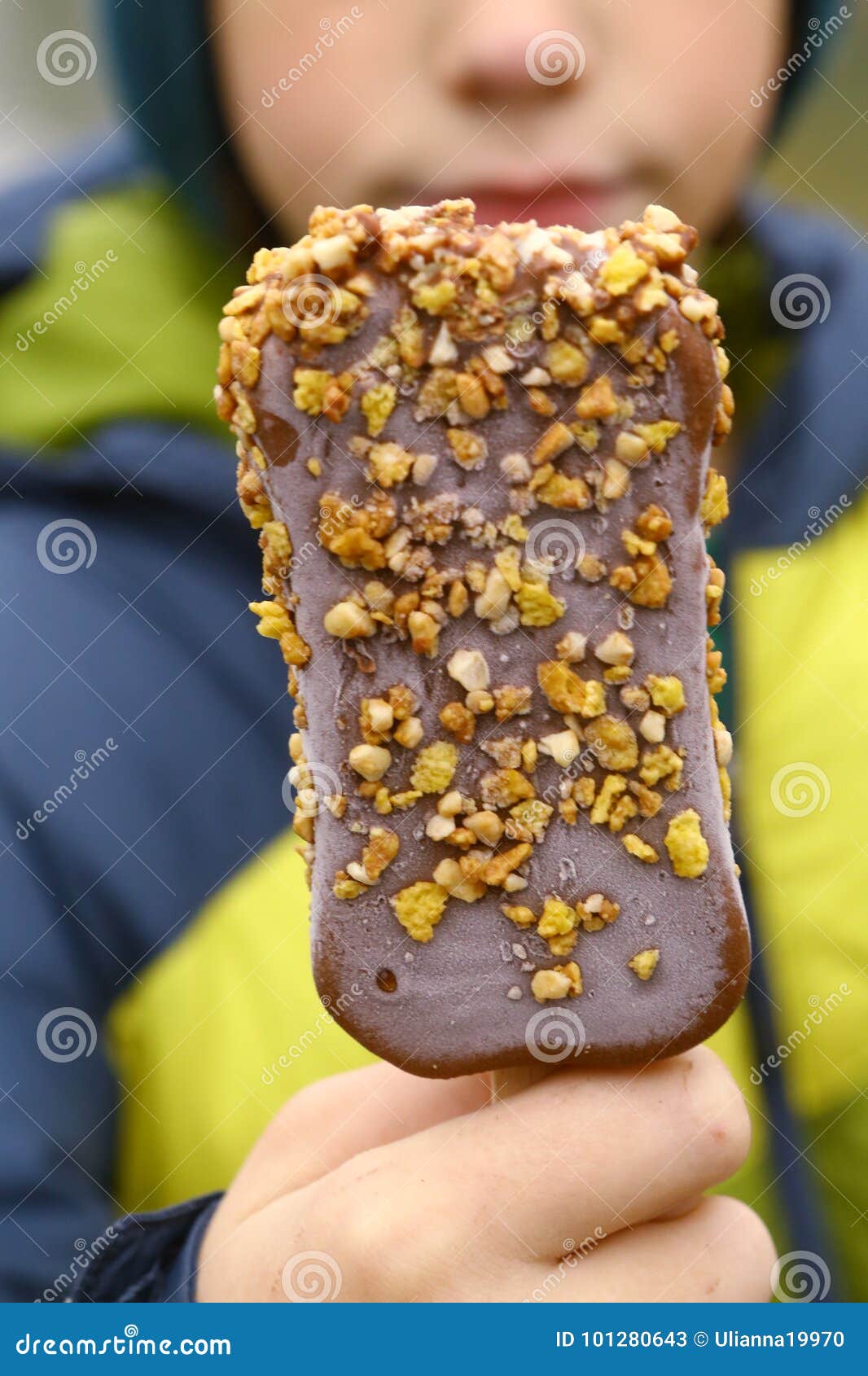 Muchacho Del Adolescente Con El Chocolate Esquimal Con Helado De La ...