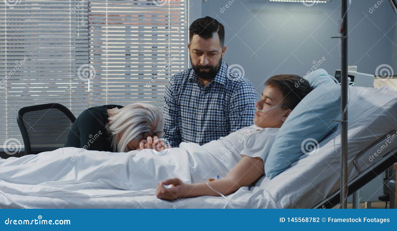 Muchacho Del Adolescente Que Miente En Hospital Foto De Archivo