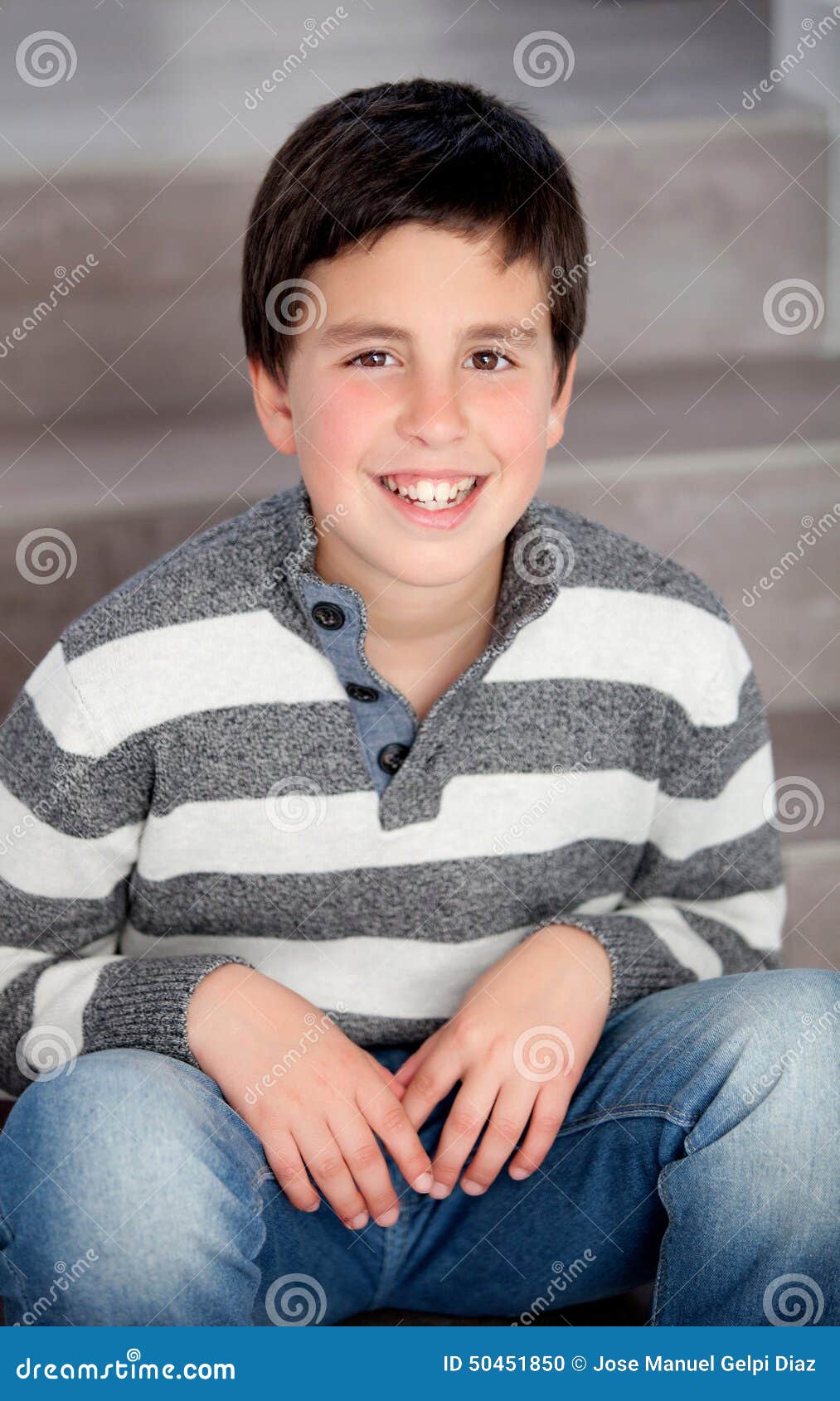 Muchacho Del Preadolescente Que Se Sienta En Las Escaleras Foto de ...