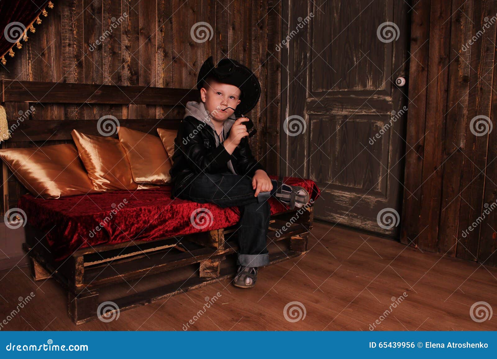 Muchacho En La Imagen De Un Vaquero Foto de archivo - Imagen de retro ...