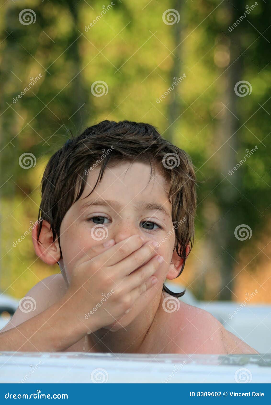 Muchacho en tina caliente foto de archivo. Imagen de cubierta - 8309602