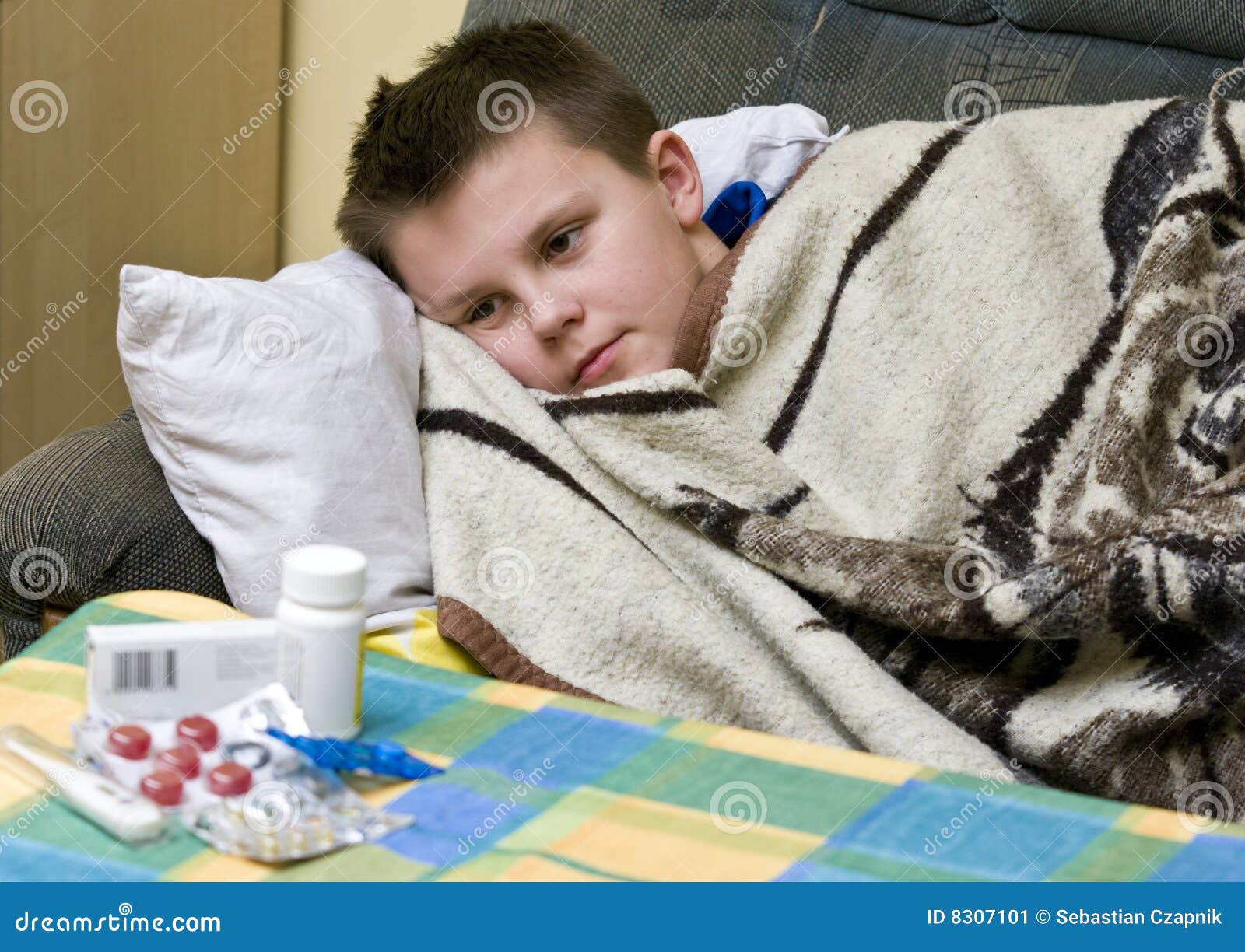 Muchacho enfermo imagen de archivo. Imagen de restos, mentiras - 8307101