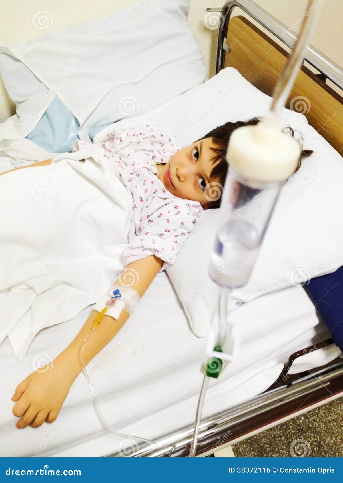 Muchacho Enfermo En Hospital Foto de archivo - Imagen de tendiente ...