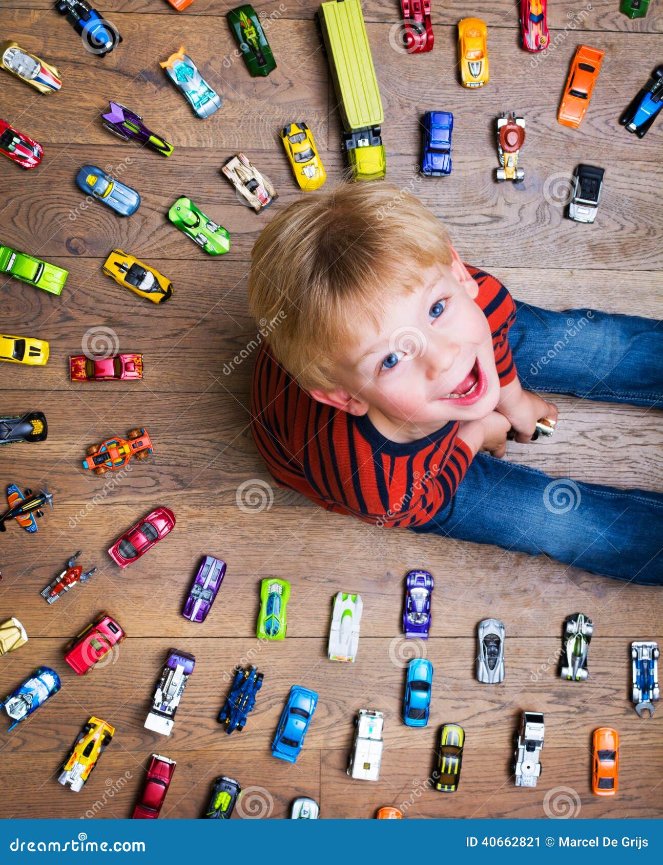 Muchacho feliz imagen de archivo. Imagen de alegre, felicidad - 40662821