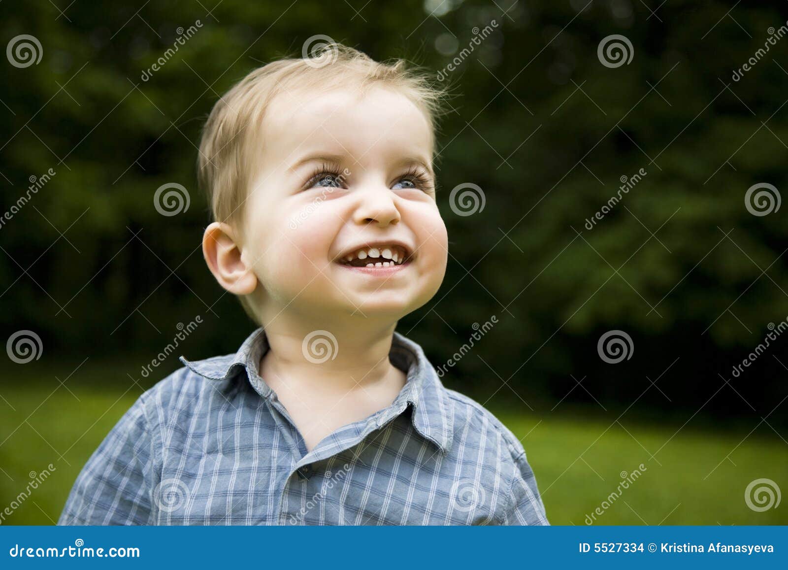 Muchacho feliz foto de archivo. Imagen de retrato, riéndose - 5527334
