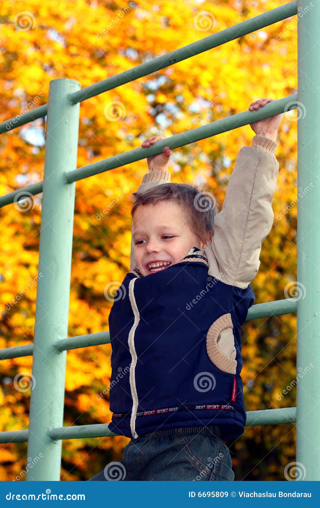 Muchacho feliz imagen de archivo. Imagen de ropas, felicidad - 6695809