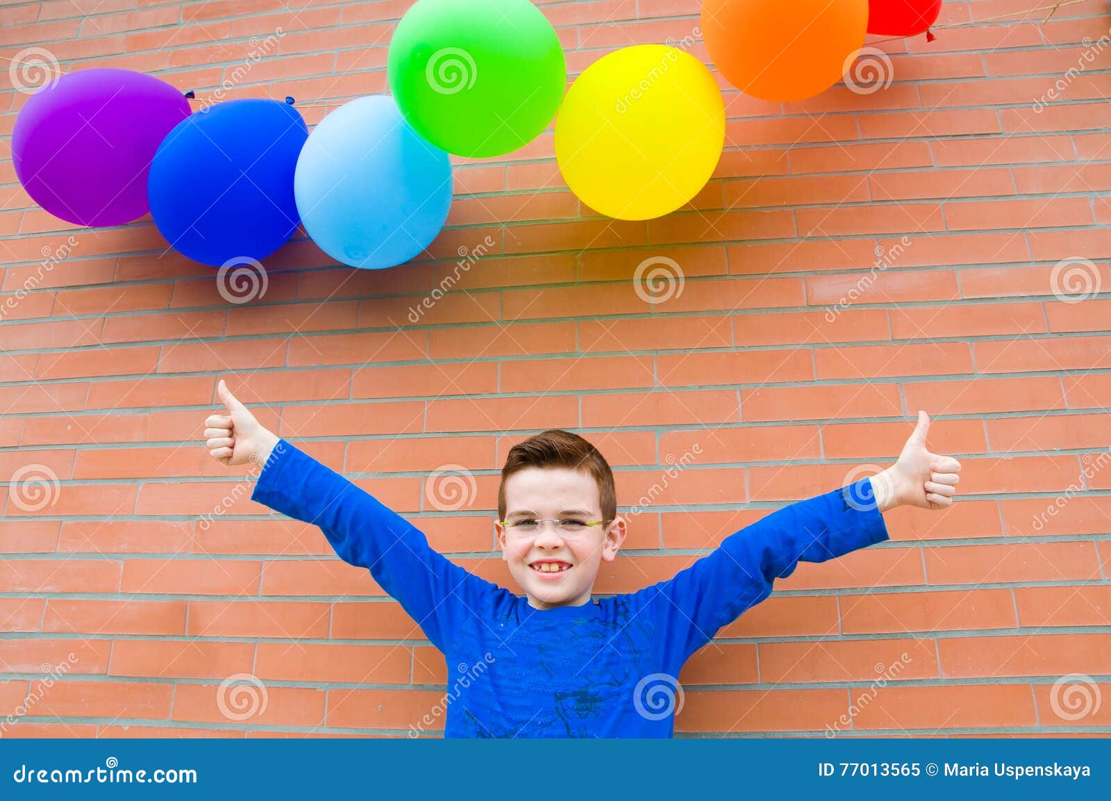 Muchacho Feliz Con Los Globos Imagen de archivo - Imagen de colores ...
