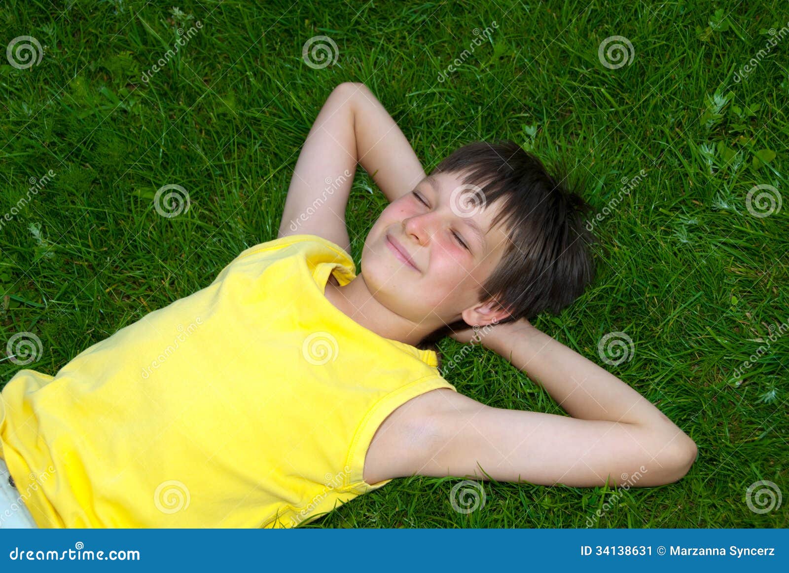 Muchacho Feliz Que Descansa Sobre Hierba Imagen de archivo - Imagen de ...