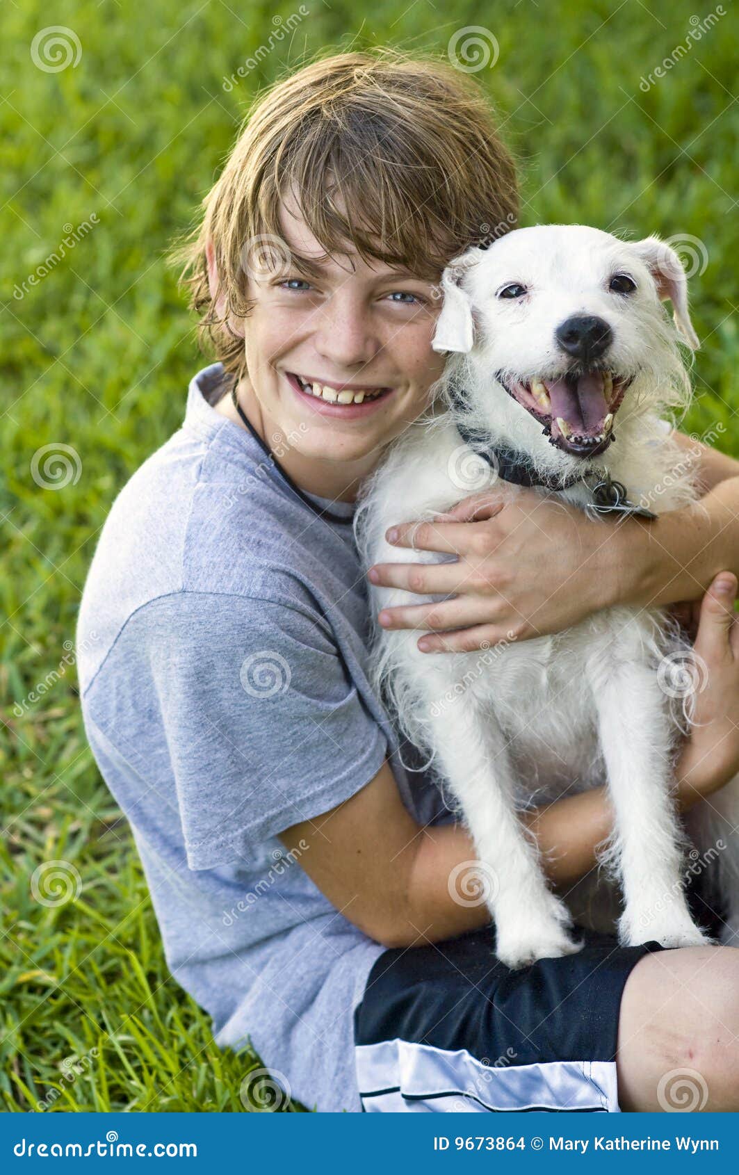 Muchacho feliz y su perro foto de archivo. Imagen de exterior - 9673864